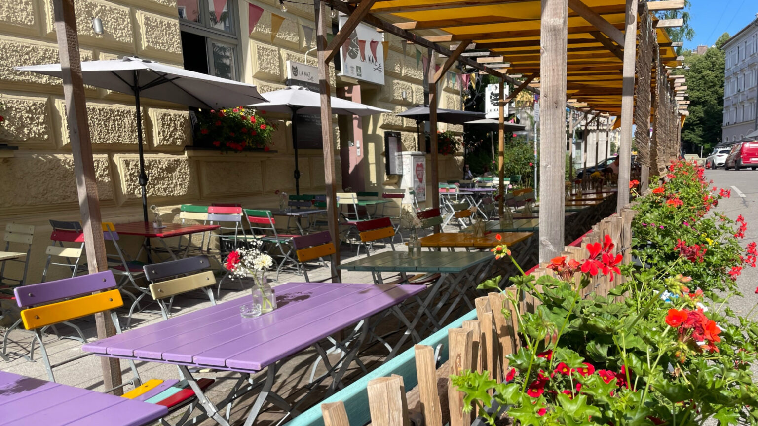 Schanigärten München: Freiluft-Oasen als Dauerlösung ☀️