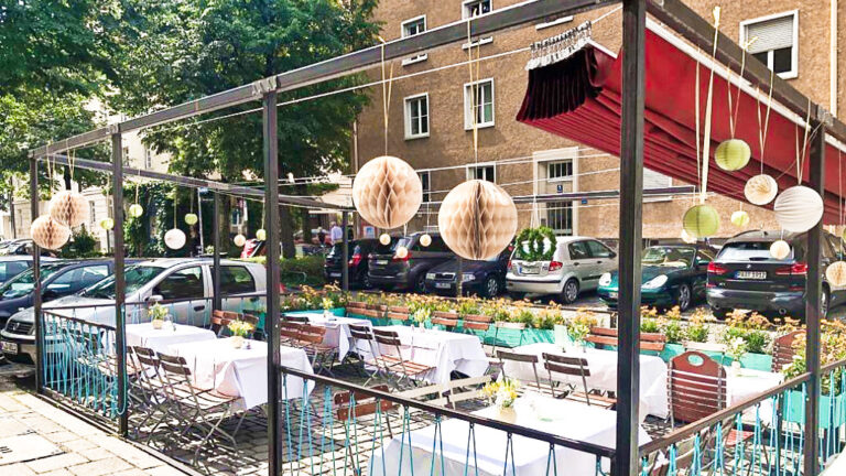 Schanigärten München: Freiluft-Oasen als Dauerlösung ☀️